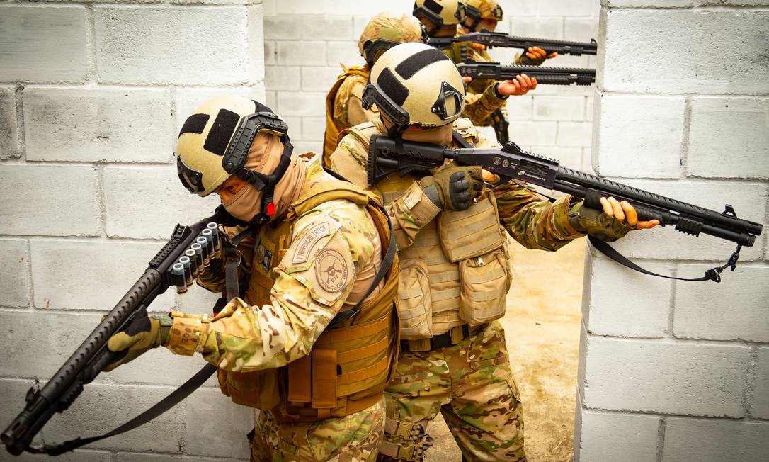 Em presídio cenográfico do Rio, tropa de choque faz treinos contra ...