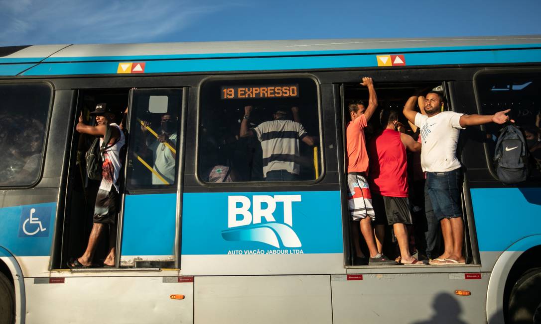 Covid-19: em meio à nova disparada da Covid, BRT continua com ônibus ...