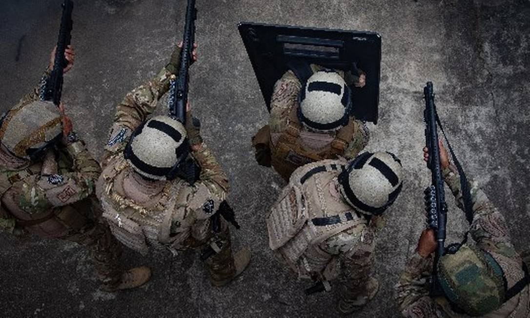 Em presídio cenográfico do Rio, tropa de choque faz treinos contra ...