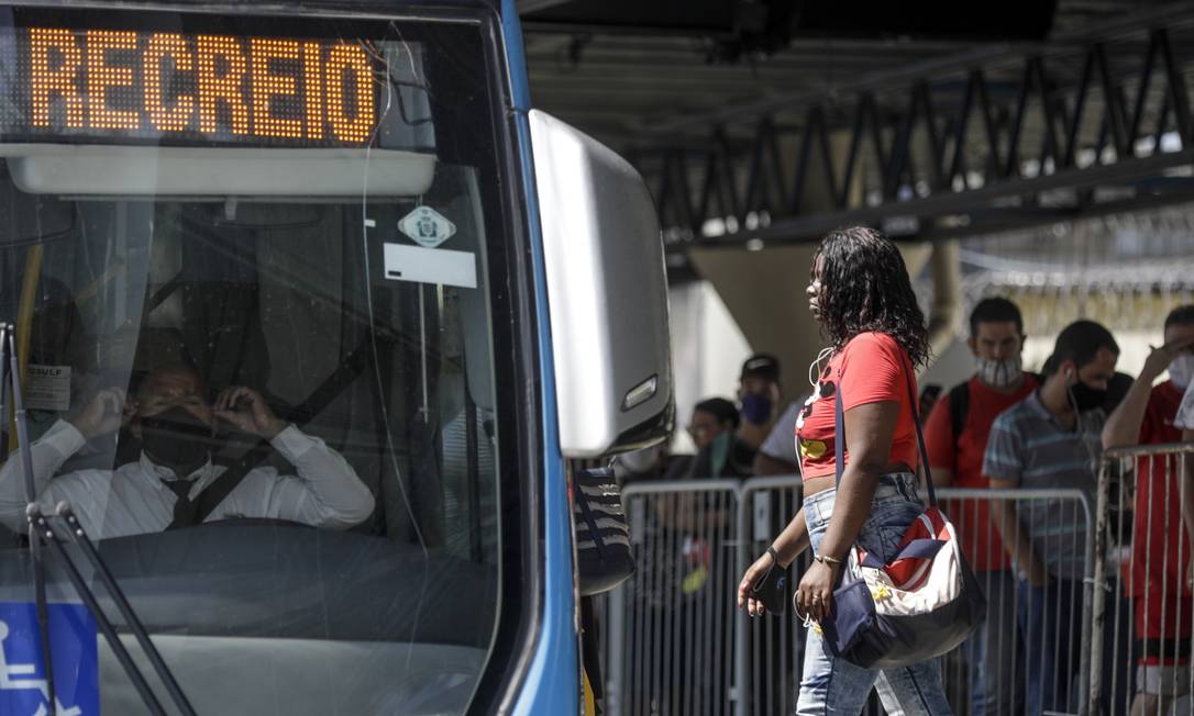 Passageiros do BRT enfrentam filas normais a dias úteis nesta segunda ...