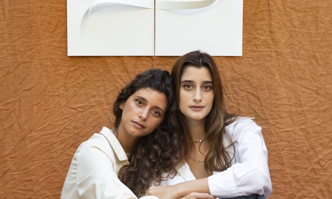 As irmãs Alice e Gabi Gelli se lançam como duo artístico e transformam ...