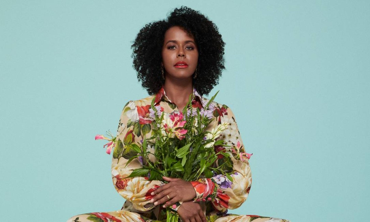 Confira cliques de Maju Coutinho, musa cacheada do telejornalismo ...