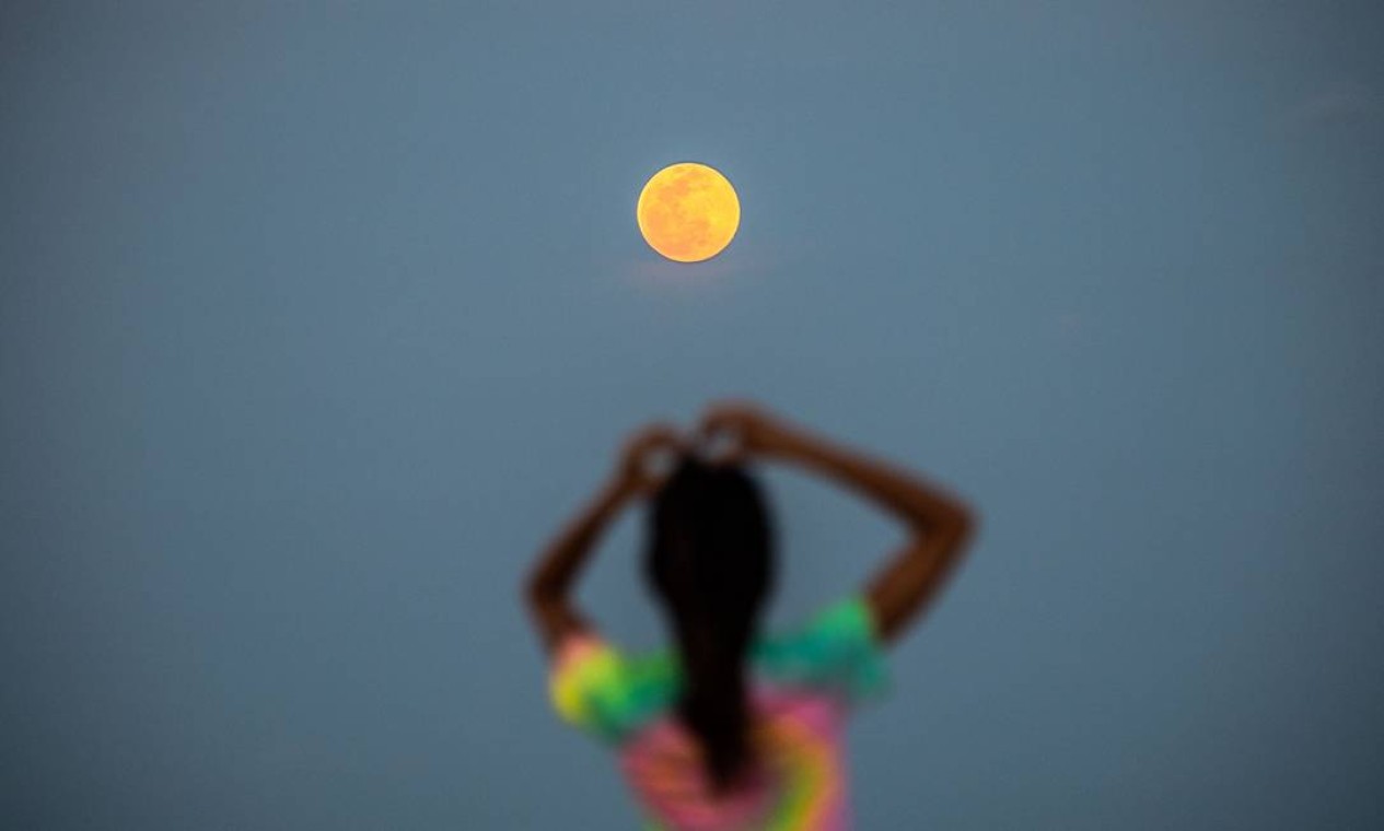 Veja fotos da super pink moon pelo mundo - Jornal O Globo