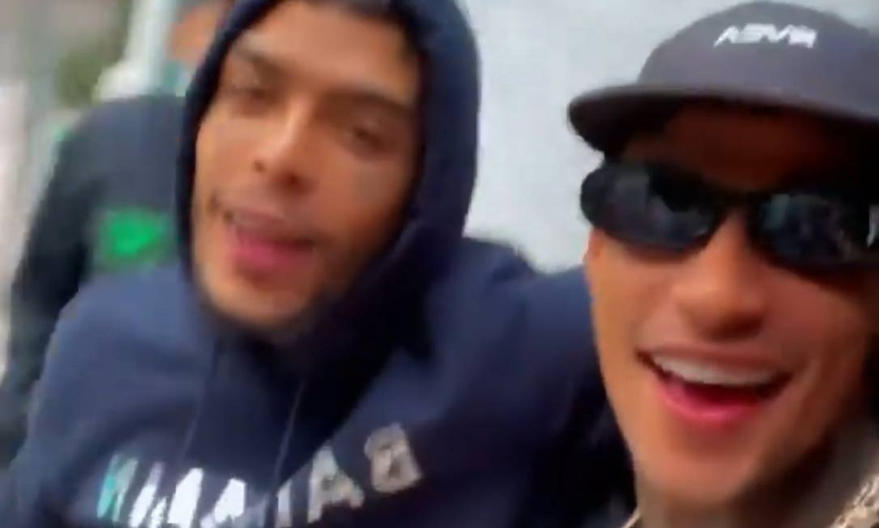 MC Kevin estava feliz e comemorou com amigos show no Rio; veja o vídeo ...