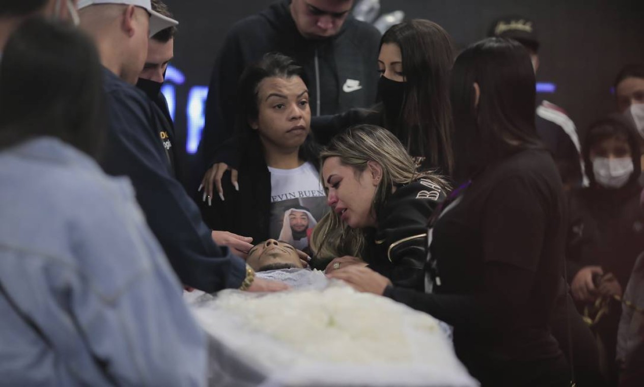 Familiares, amigos e fãs se despedem de MC Kevin, em São Paulo; veja ...