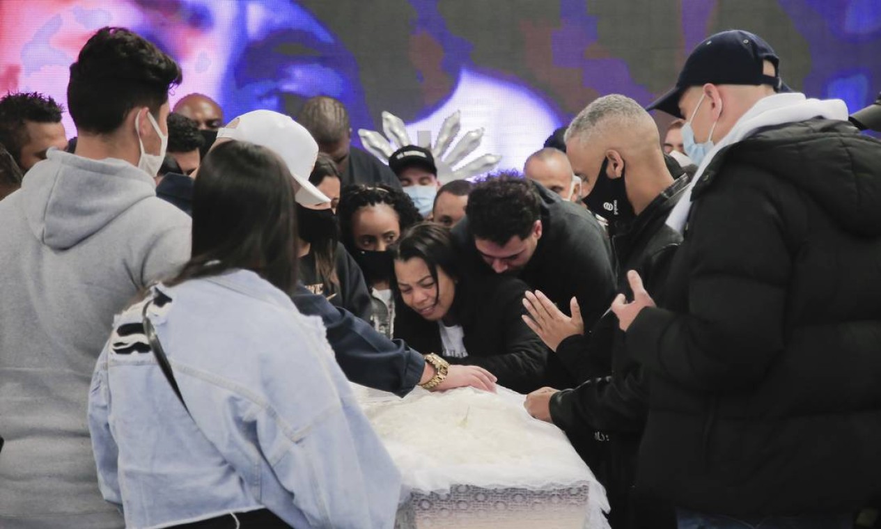 Familiares, amigos e fãs se despedem de MC Kevin, em São Paulo; veja ...