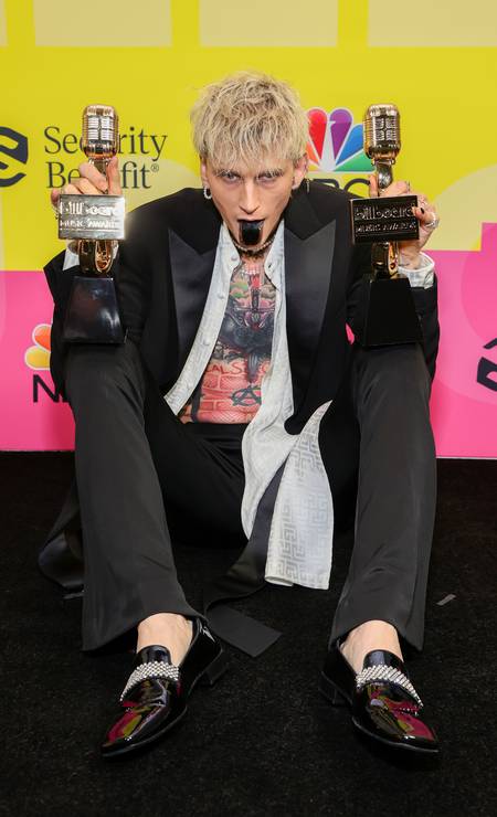 Beijo com língua inusitada entre Megan Fox e Machine Gun Kelly rouba a ...