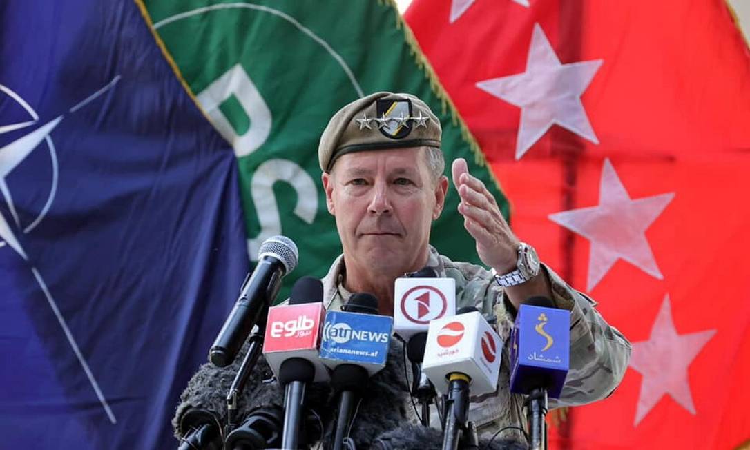 General americano deixa comando das forças de coalizão no Afeganistão ...