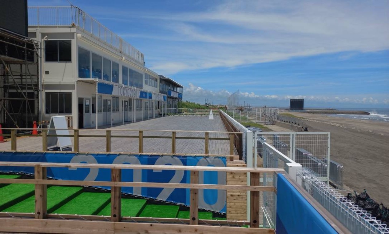 Conheça Tsurigasaki, a praia de areia escura e cenário bucólico que ...