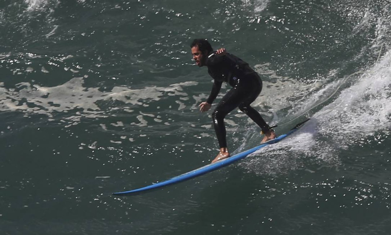 Com ondas de 2 metros, ressaca atrai surfistas ao Leblon - Jornal O Globo