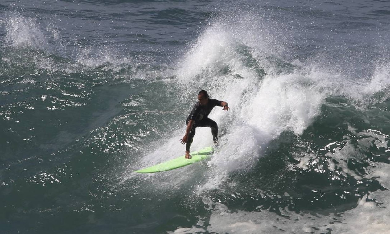 Com ondas de 2 metros, ressaca atrai surfistas ao Leblon - Jornal O Globo