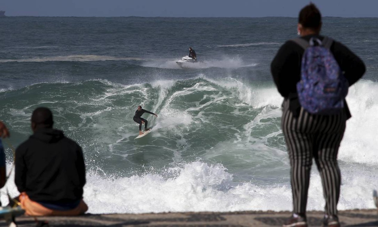 Com ondas de 2 metros, ressaca atrai surfistas ao Leblon - Jornal O Globo