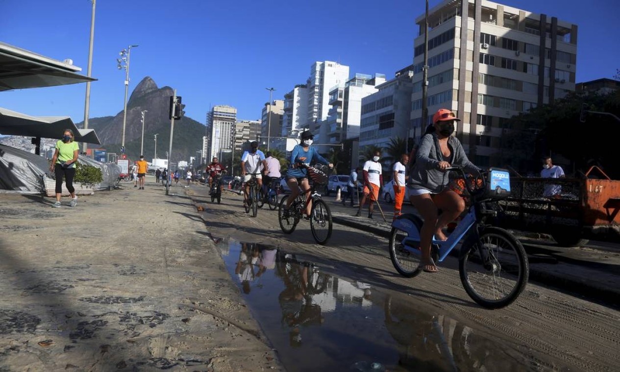 Fotos: Ressaca faz mar chegar ao calçadão do Leblon, que fica tomado ...