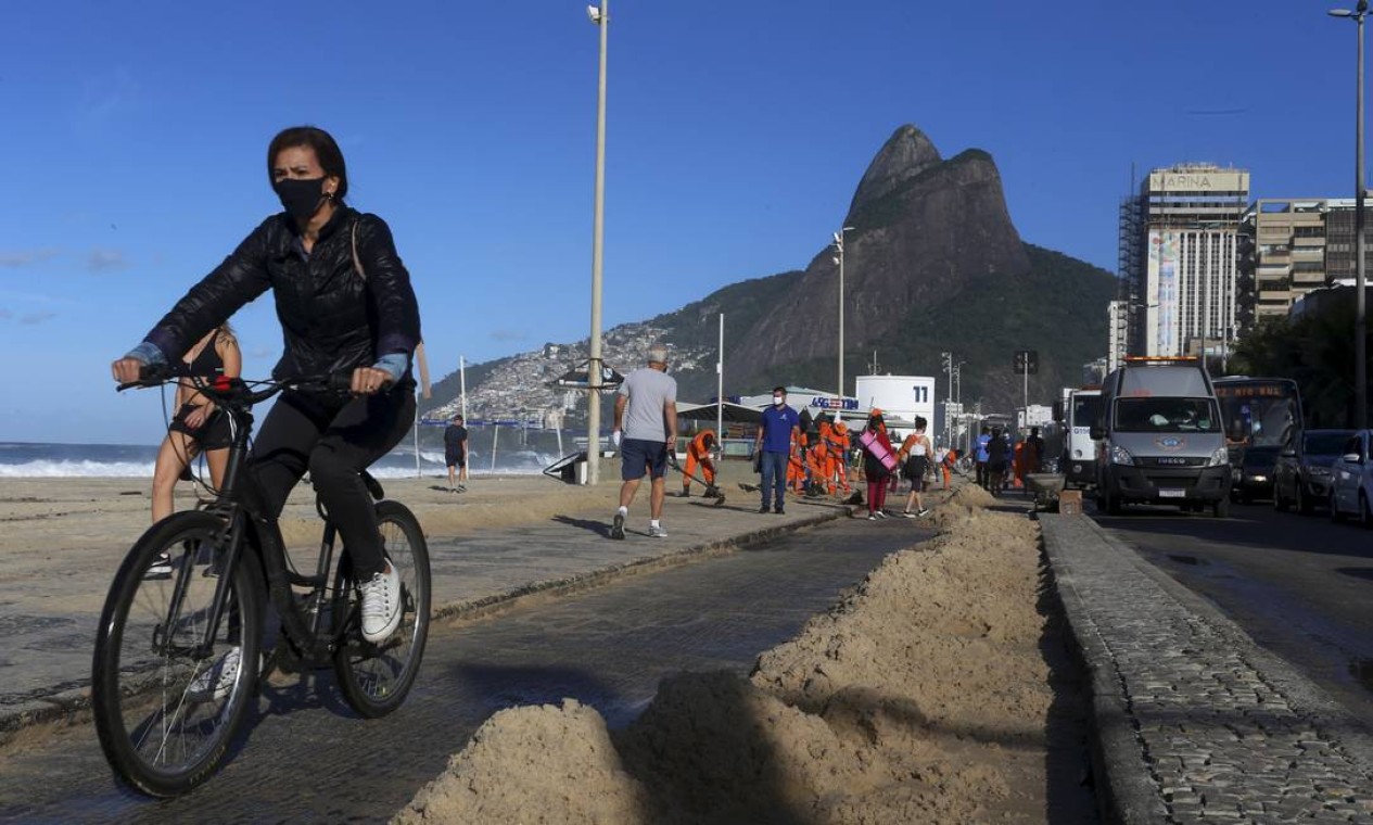 Fotos: Ressaca faz mar chegar ao calçadão do Leblon, que fica tomado ...