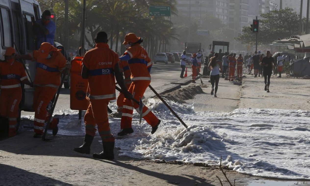 Fotos: Ressaca faz mar chegar ao calçadão do Leblon, que fica tomado ...