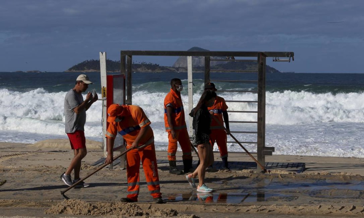 Fotos: Ressaca faz mar chegar ao calçadão do Leblon, que fica tomado ...