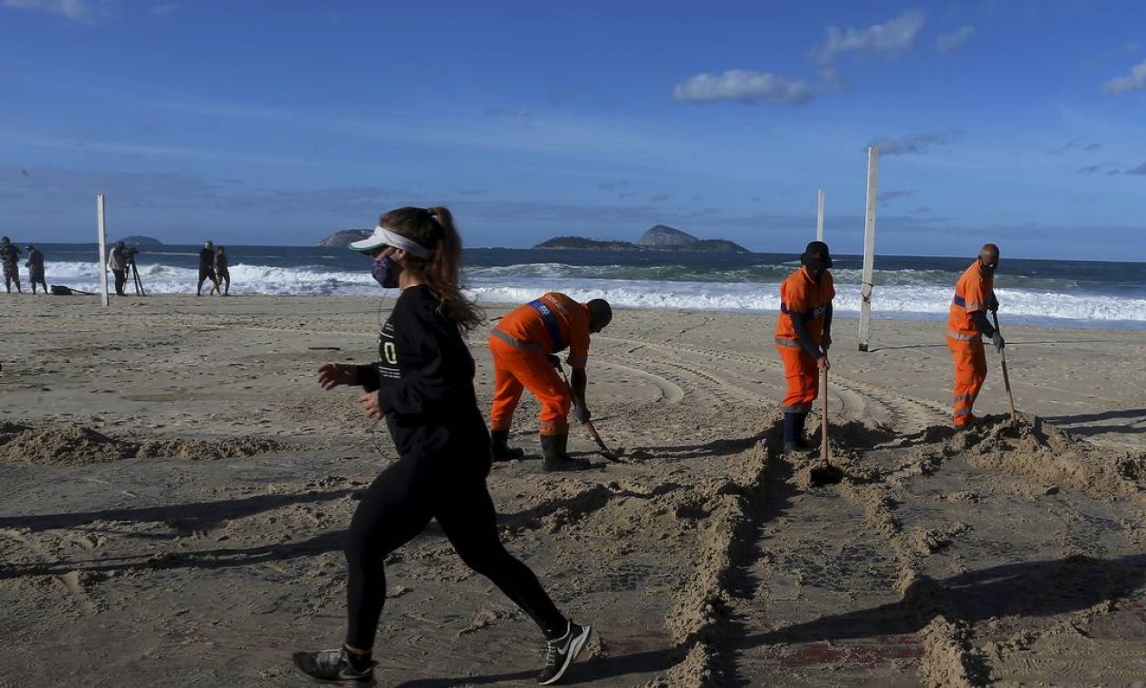 Fotos: Ressaca faz mar chegar ao calçadão do Leblon, que fica tomado ...