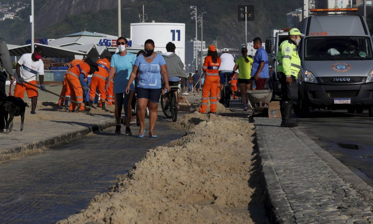 Fotos: Ressaca faz mar chegar ao calçadão do Leblon, que fica tomado ...