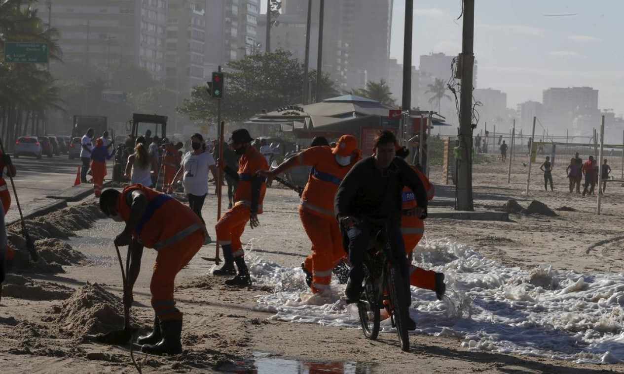 Fotos: Ressaca faz mar chegar ao calçadão do Leblon, que fica tomado ...