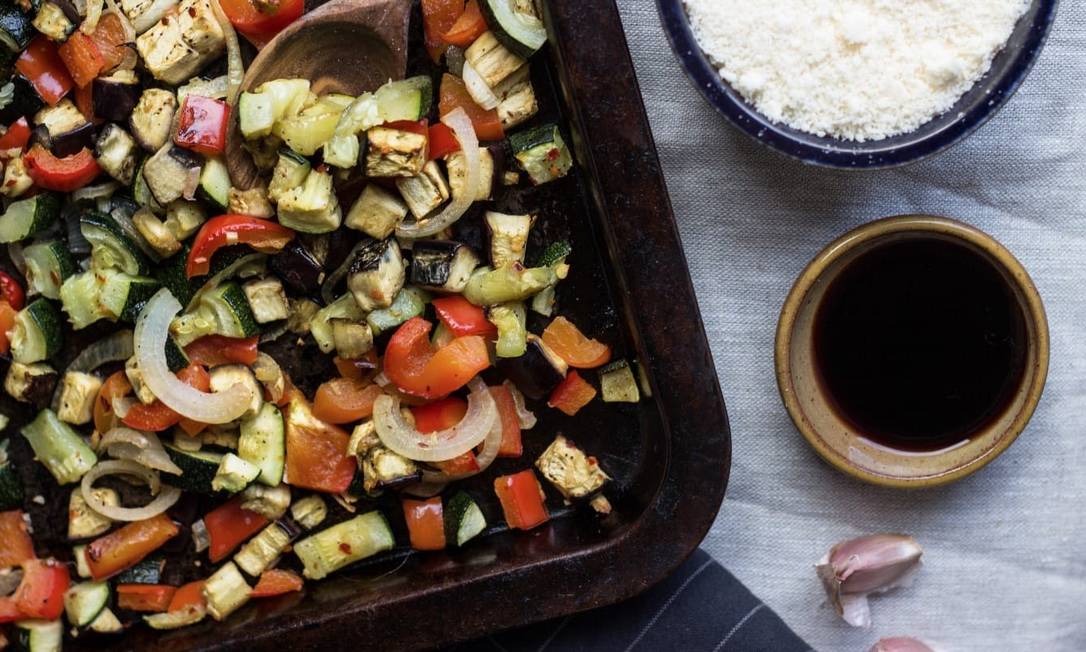 Aprenda três receitas de saladas quentes para manter a forma no inverno ...