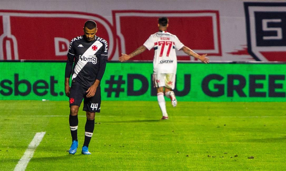 Análise: Vasco melhora postura, mas falhas defensivas custam caro em ...