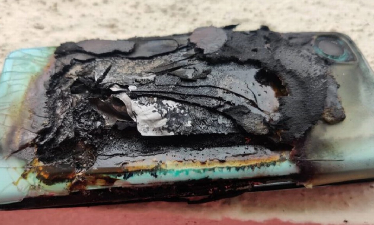 Smartphone explode dentro de bolsa enquanto mulher andava de bicicleta ...