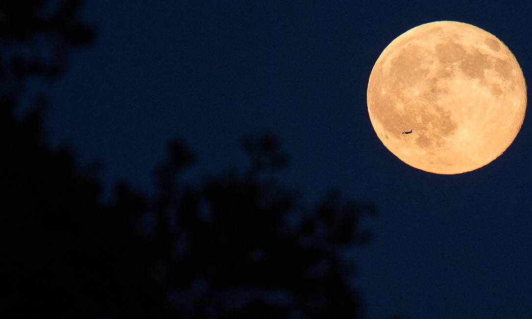 Lua Azul é vista em diferentes pontos do mundo; veja imagens - Jornal O ...