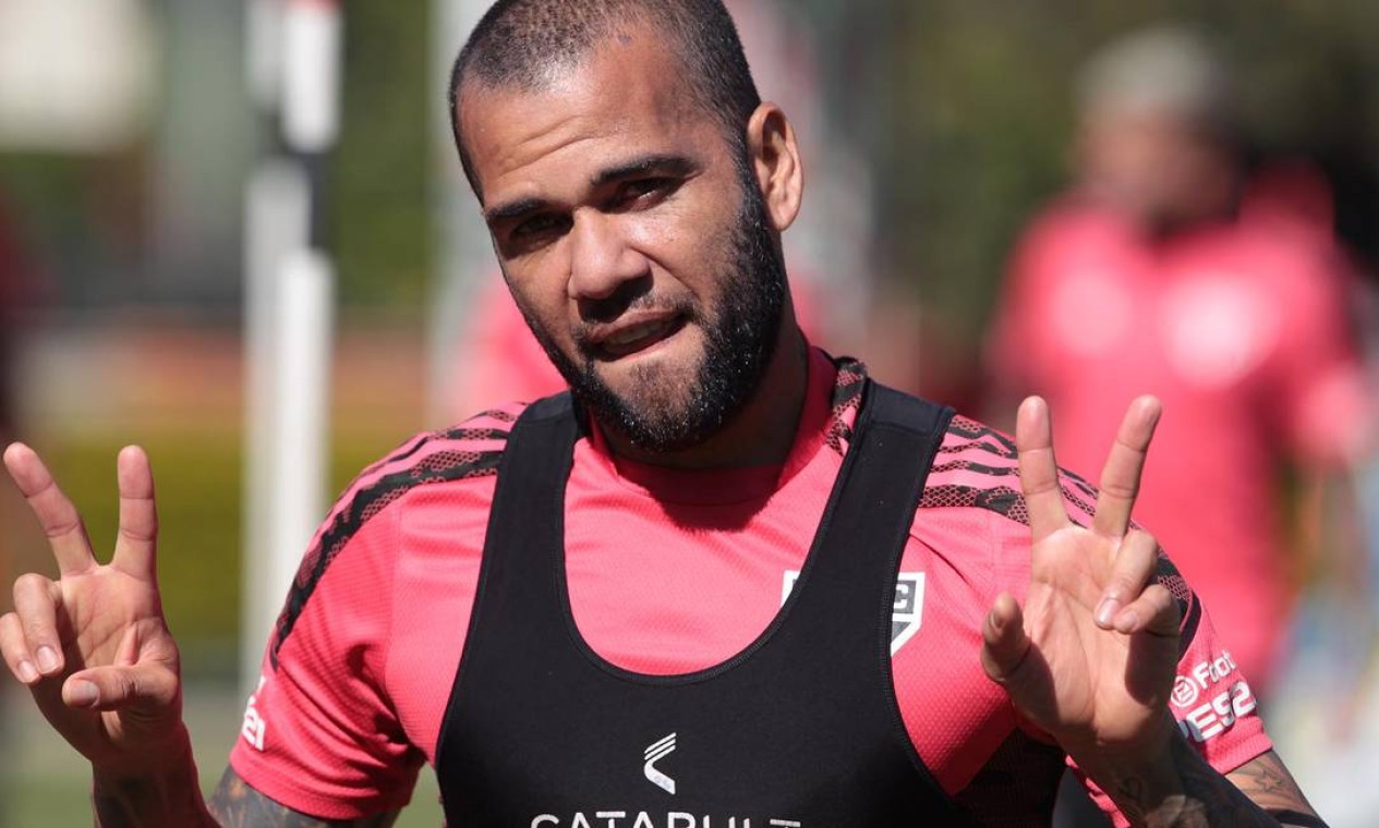 Após recusar Fluminense, Daniel Alves anuncia que não irá assinar com ...