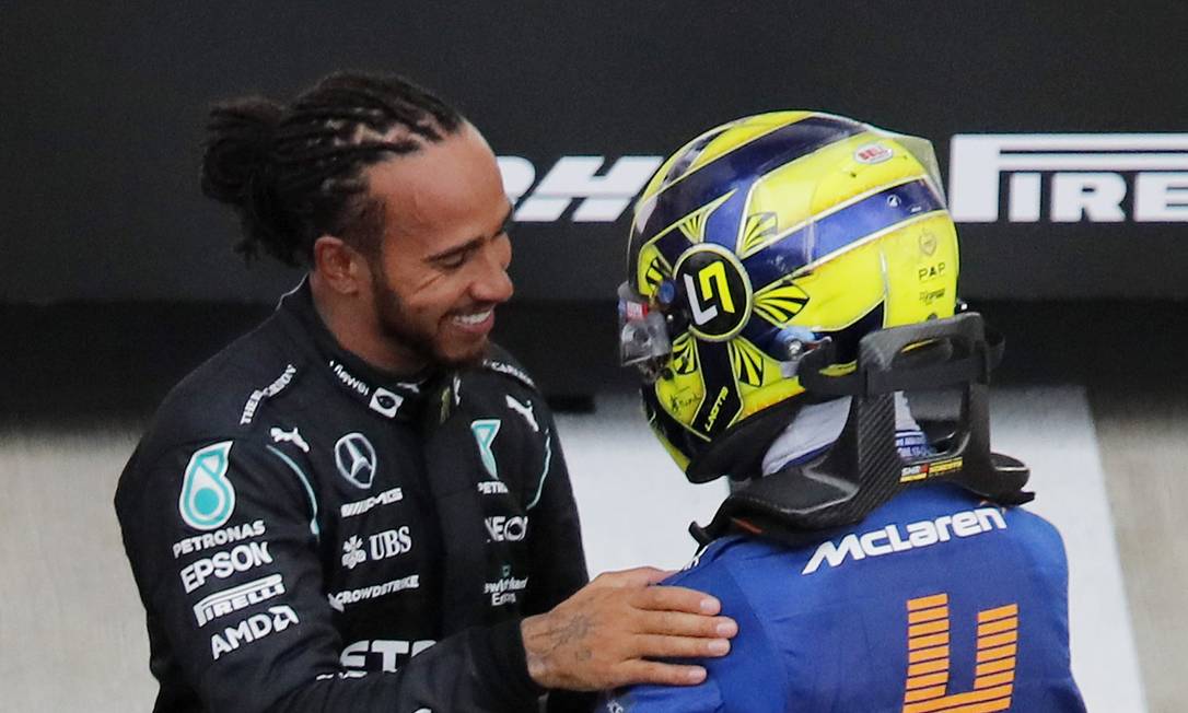 Norris deixa vitória escapar e Hamilton se torna o primeiro piloto a ...