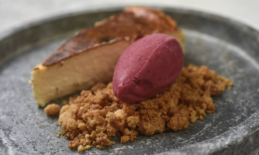 Conheça a sobremesa da vez: prima do cheesecake, torta basca invade a ...