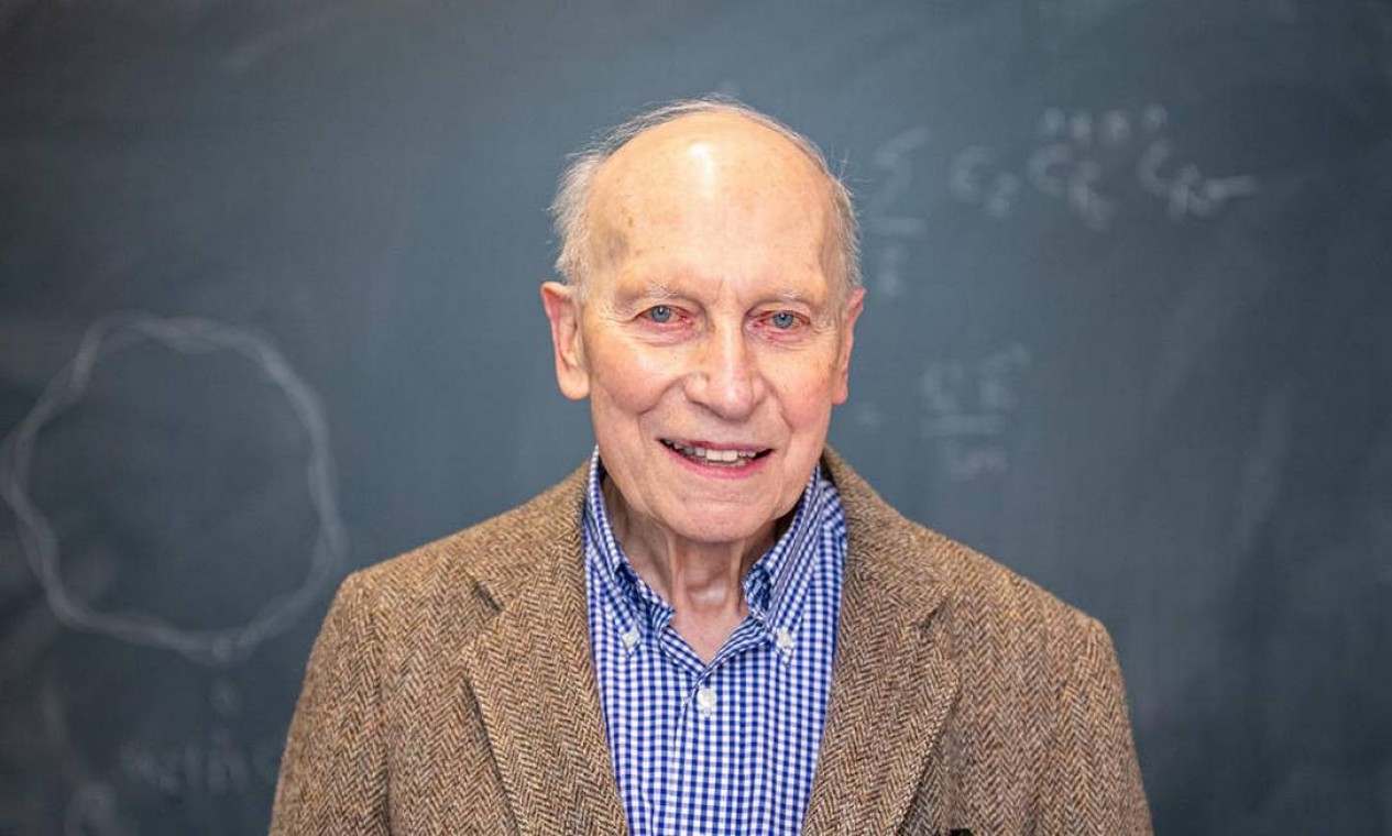 Idoso realiza sonho de se tornar físico aos 89 anos: 'Queria me manter ...