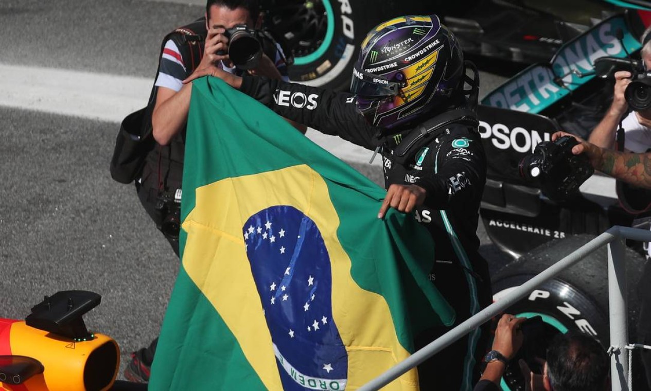 Hamilton celebra com bandeira do Brasil e emociona o público que ...