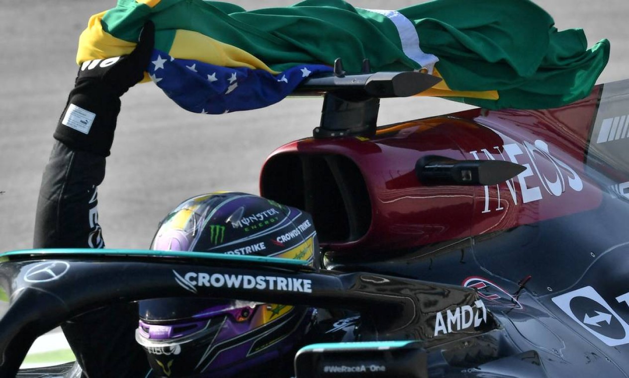 Hamilton celebra com bandeira do Brasil e emociona o público que ...