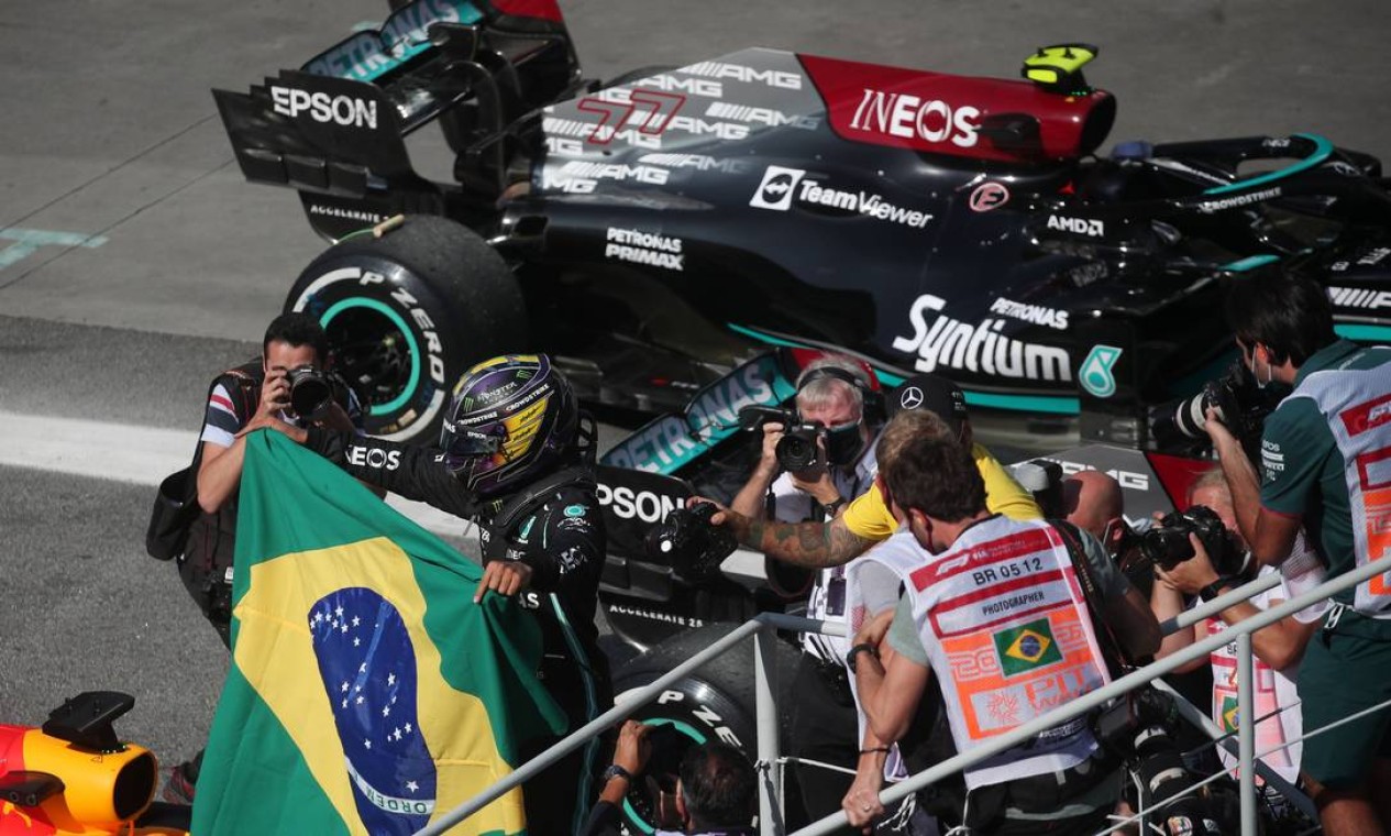 Hamilton celebra com bandeira do Brasil e emociona o público que ...