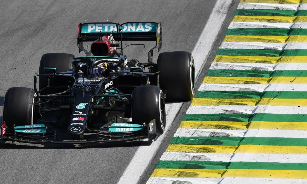 Hamilton celebra com bandeira do Brasil e emociona o público que ...