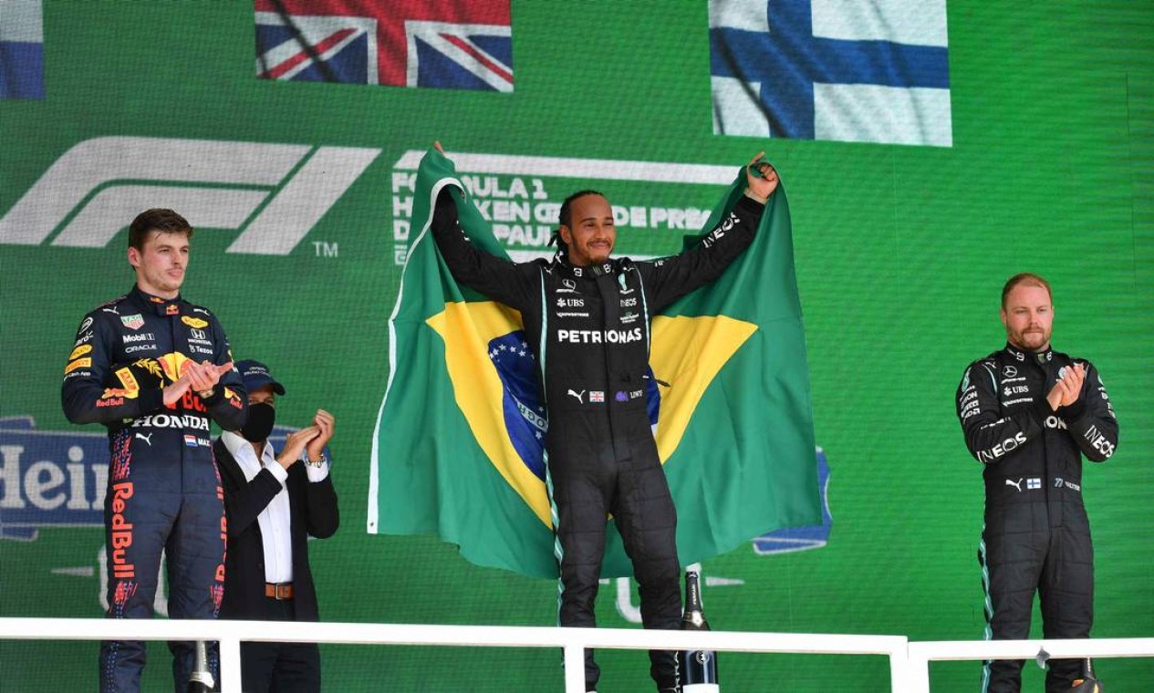 Hamilton celebra com bandeira do Brasil e emociona o público que ...