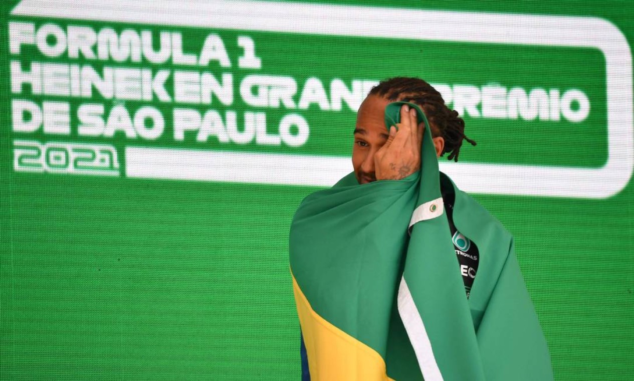 Hamilton celebra com bandeira do Brasil e emociona o público que ...