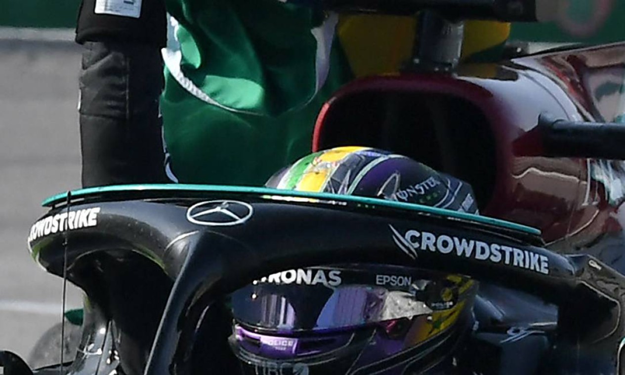 Hamilton celebra com bandeira do Brasil e emociona o público que ...