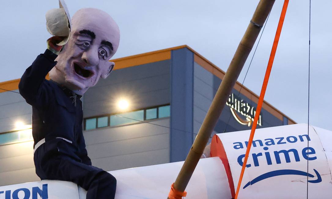 Na Black Friday, Amazon é alvo de protestos no Brasil e no mundo. Veja ...