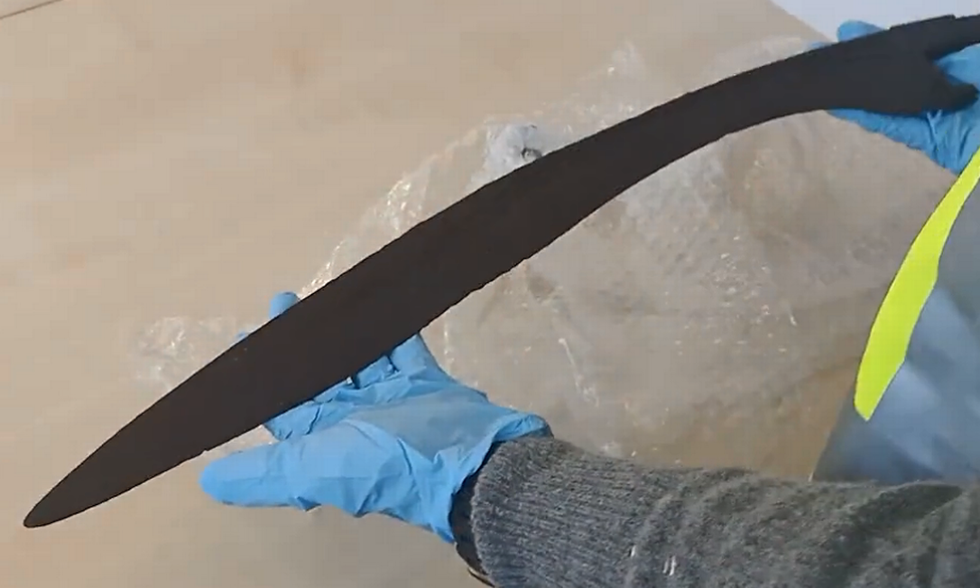 Polícia espanhola resgata espada de 2.000 anos que estava com ...