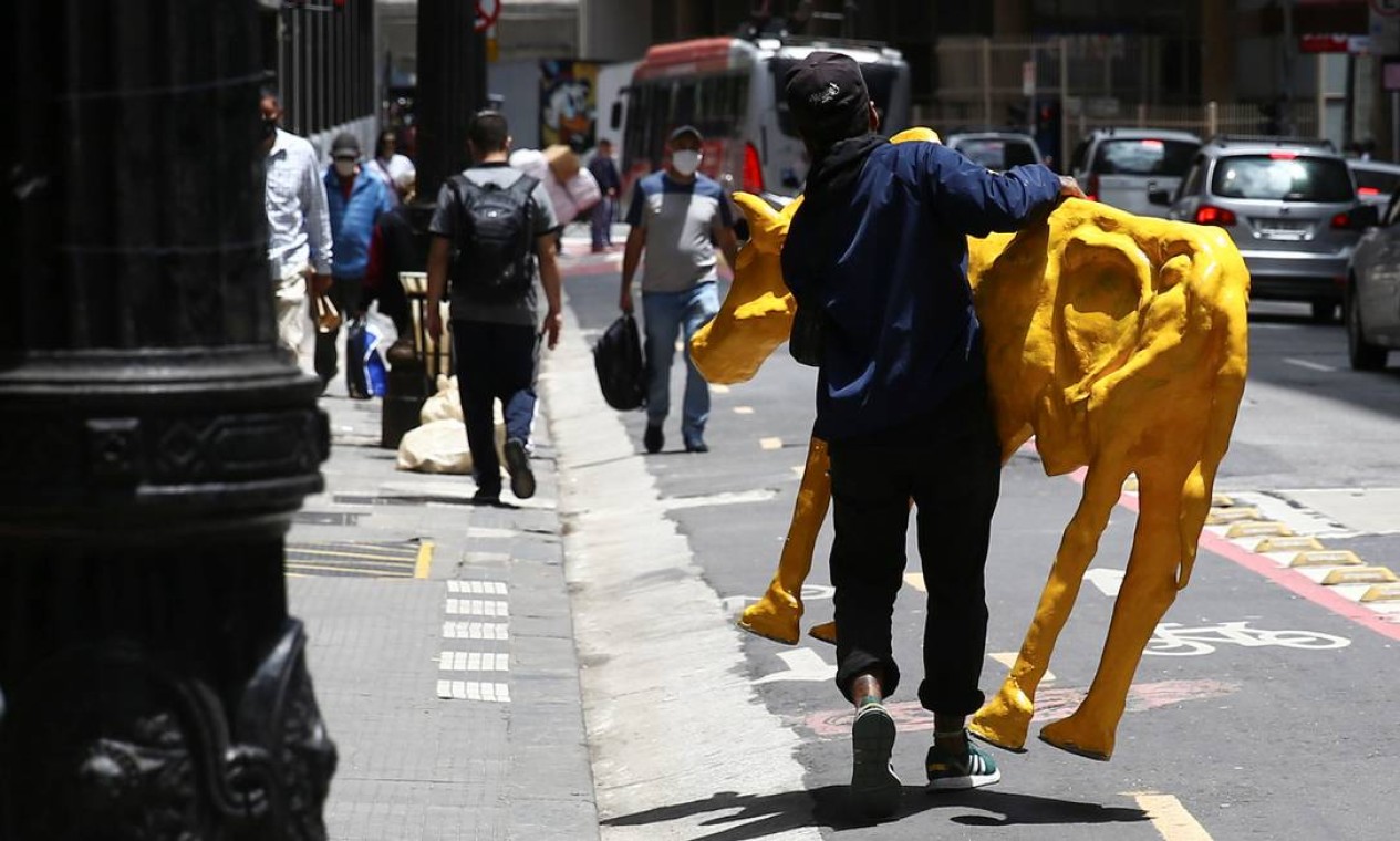 'Vaca magra' que tomou lugar de touro dourado na B3 é retirada três ...