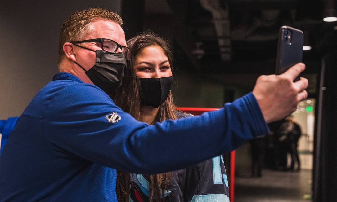 Torcedora de hóquei no gelo 'salva' técnico de câncer durante partida e ...