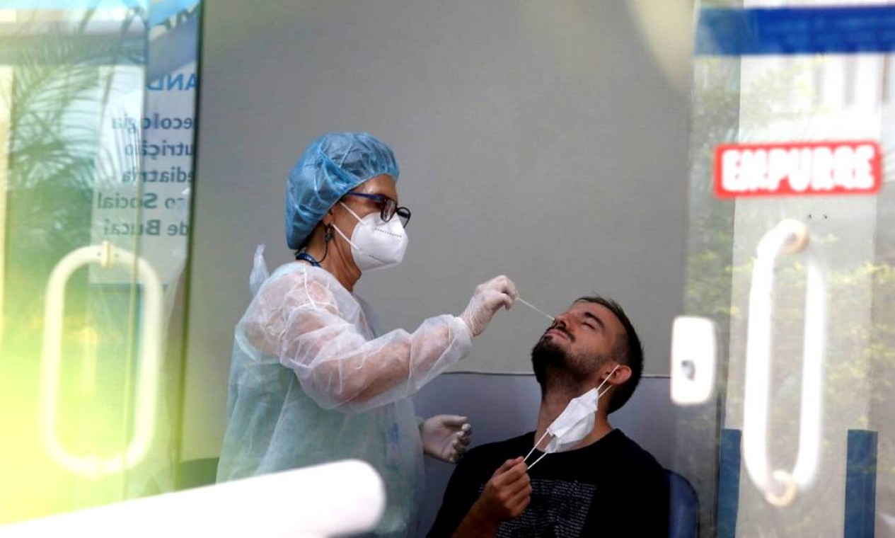 Ministério da Saúde avalia reduzir período de isolamento para pessoas ...