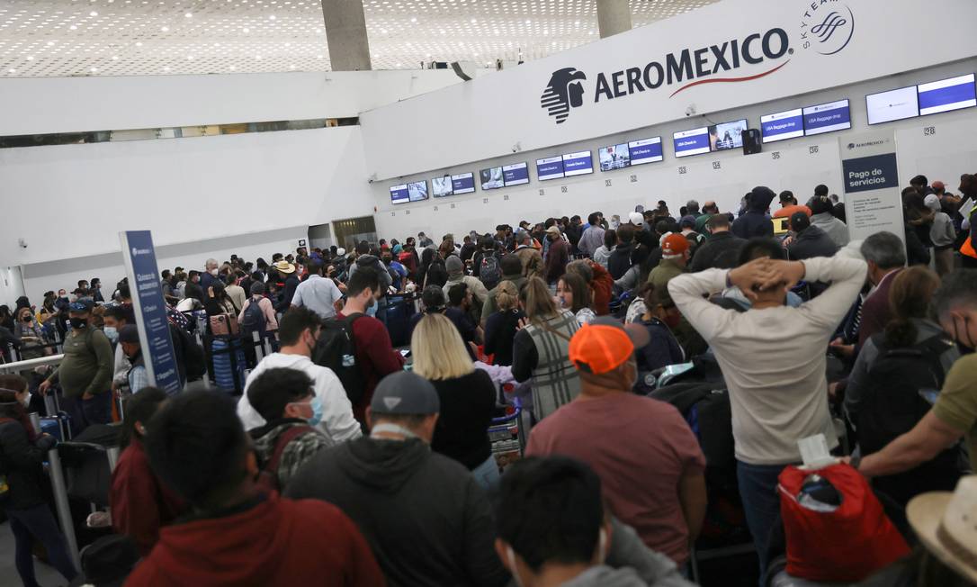 México cancela 65 voos de três companhias aéreas após 87 pilotos ...