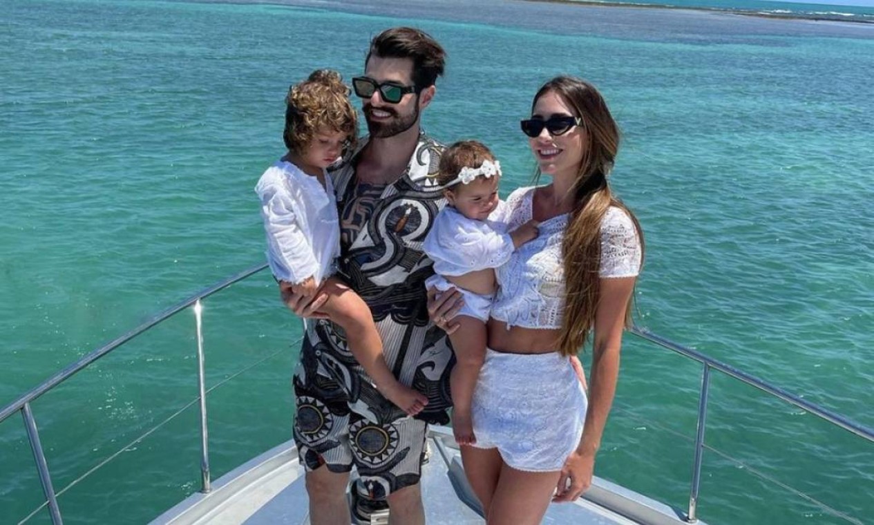 Romana Novais abre álbum de fotos com Alok e filhos em passeio de iate ...