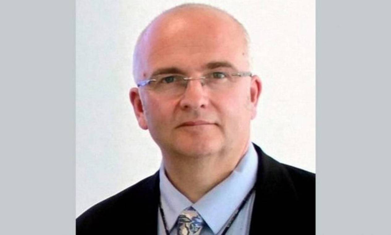 Cirurgião britânico perde registro médico por gravar suas iniciais em ...