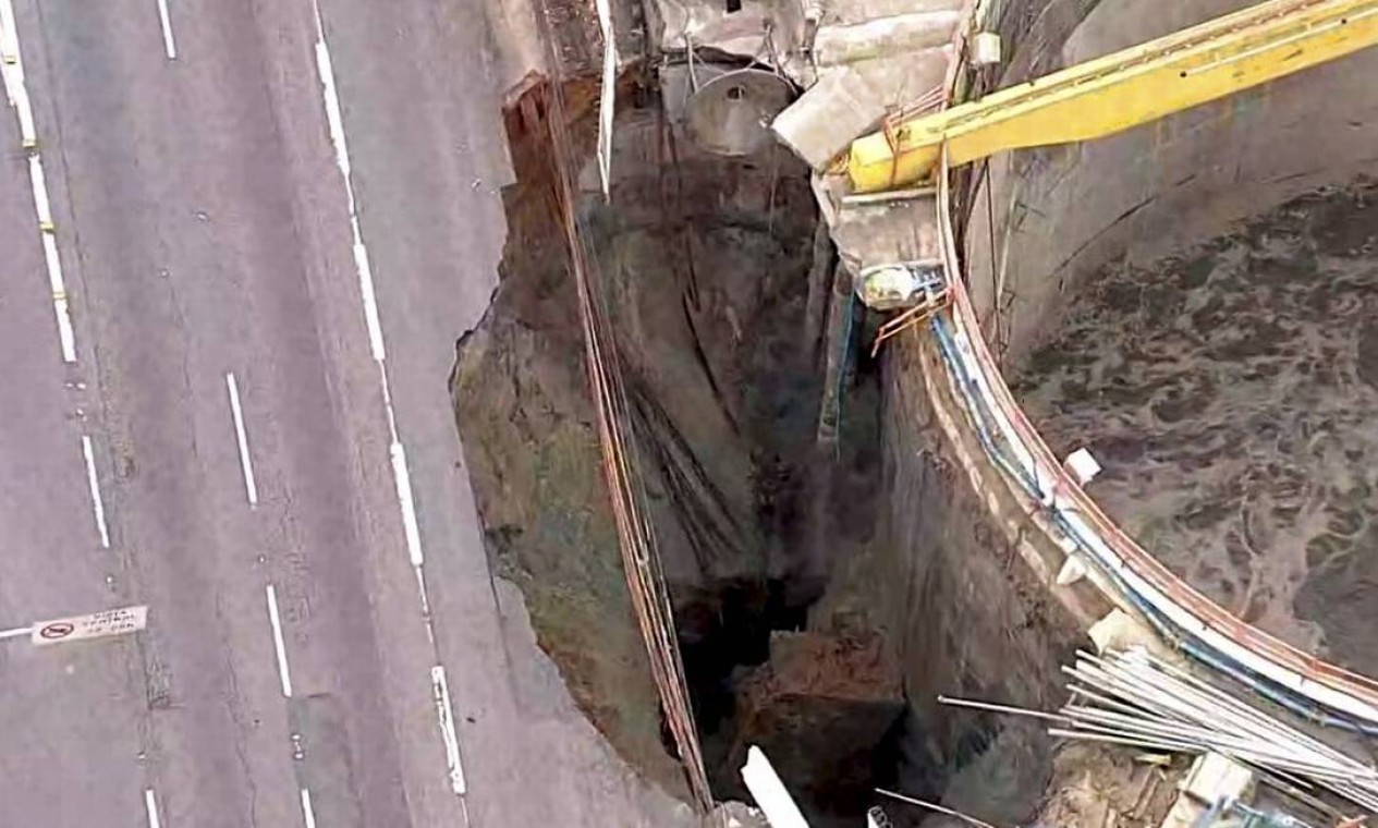 Asfalto cede e abre buraco ao lado da obra do Metrô na Marginal Tietê ...