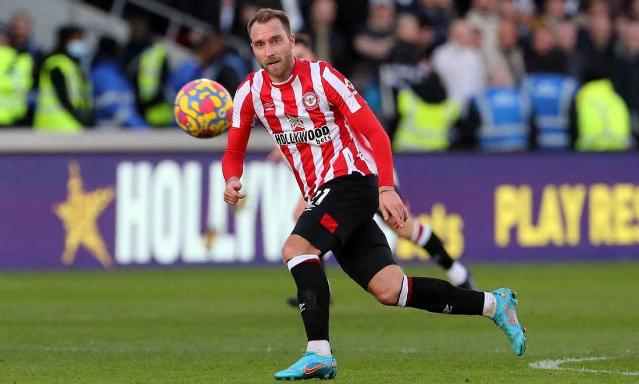 Eriksen volta a jogar depois de oito meses e é aplaudido na Inglaterra ...