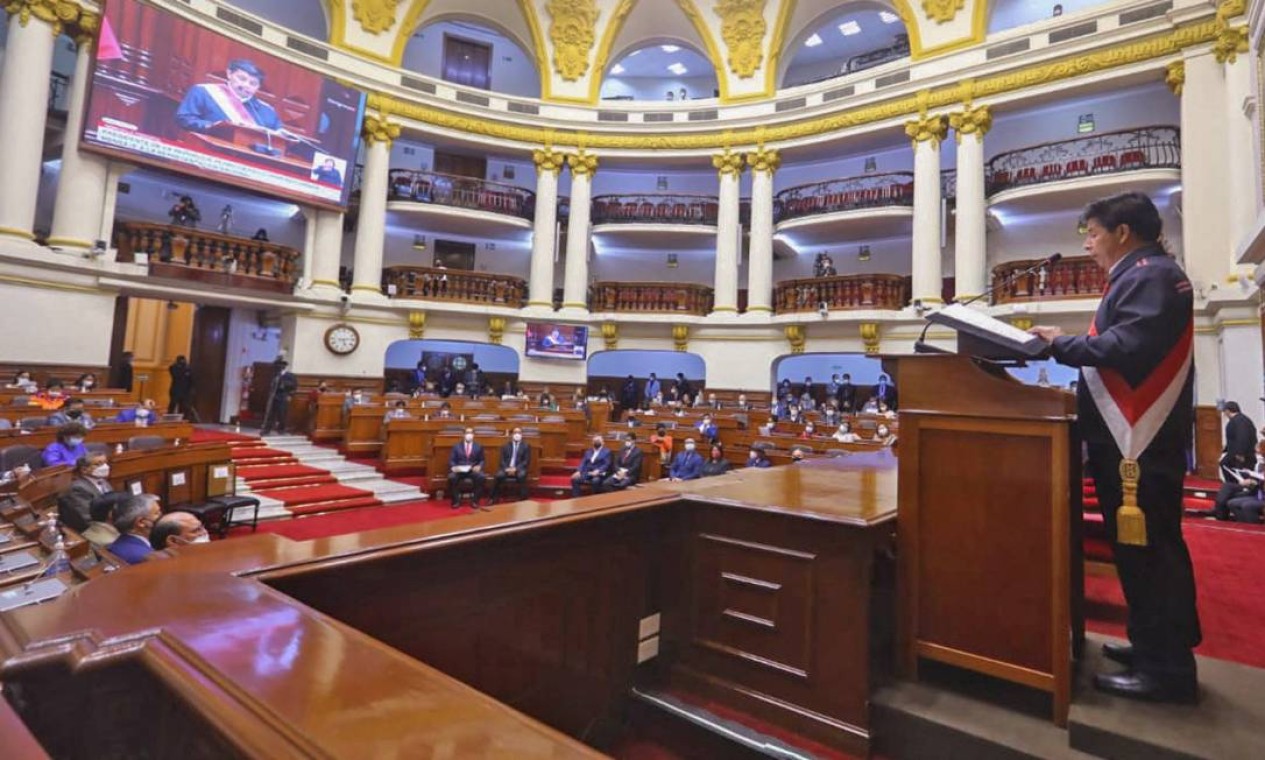 Presidente peruano vai ao Congresso e nega envolvimento em corrupção ...