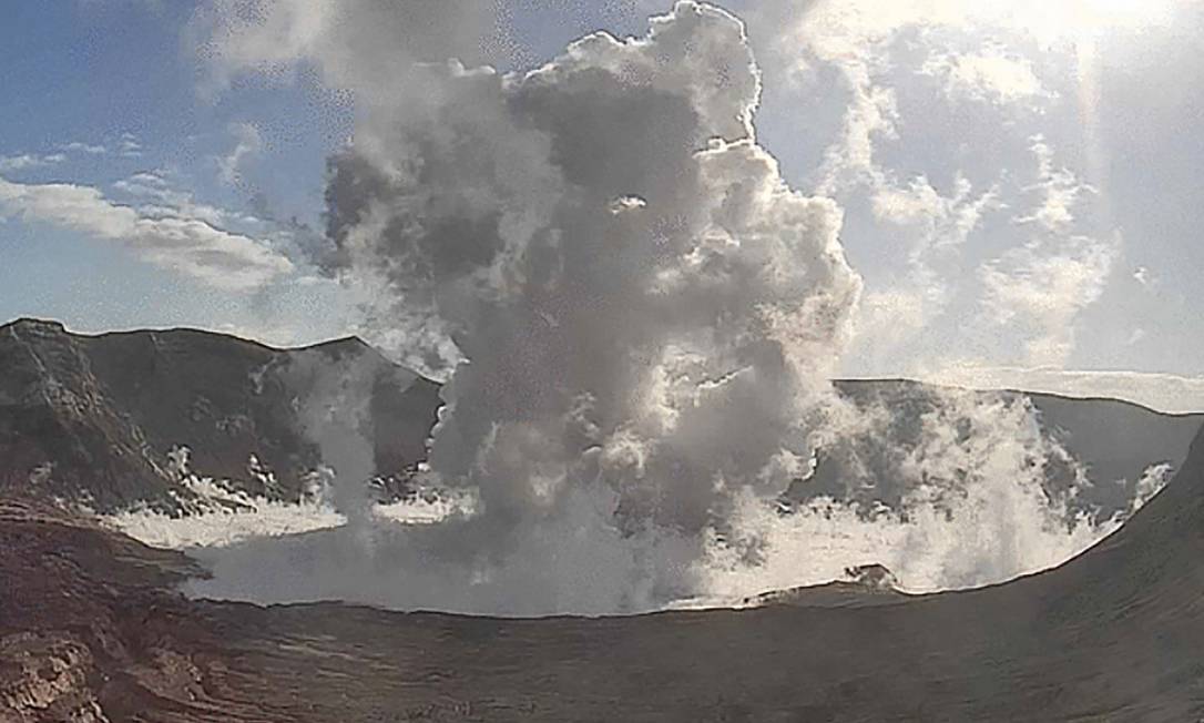 Filipinas evacuam 3.300 moradores após vulcão Taal liberar coluna de ...